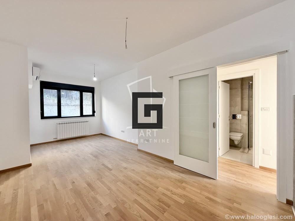 Trosoban stan kod TC Ada Mall-a-nov,useljiv ID#2372
219.000 €