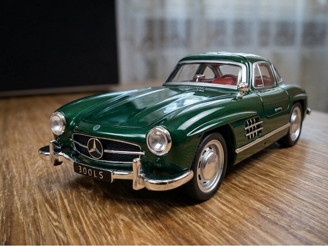 MERCEDES-BENZ 300 SL Galebova krila (1:32)!