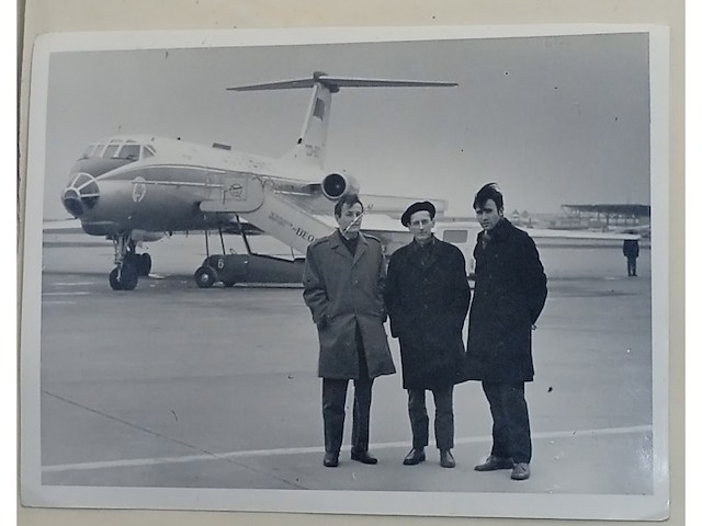 Aerodrom Beograd-Ljudi na pisti ispred aviona