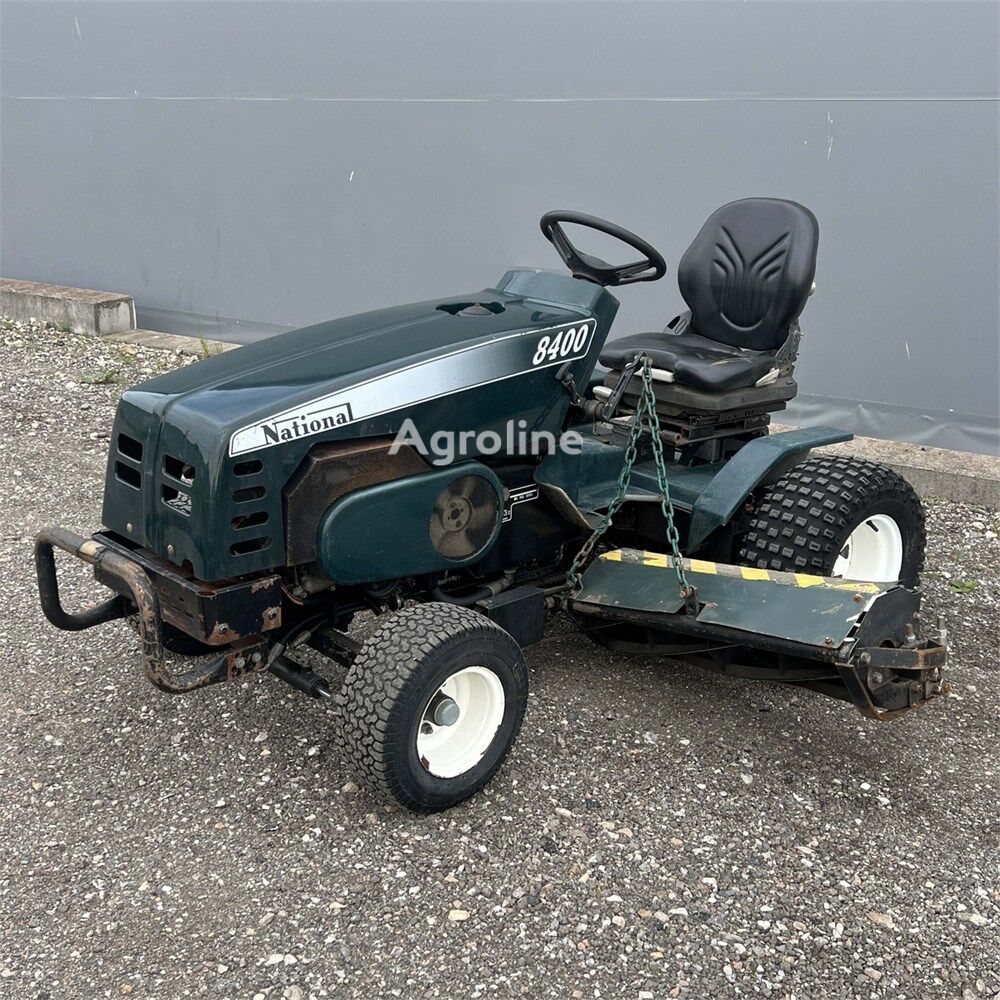 Prodaje se 8400 traktor kosilica na aukciji