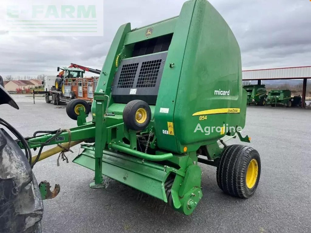 John Deere 854 balirka za okrugle bale