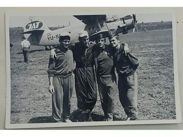 JAT-Četiri muškarca ispred aviona