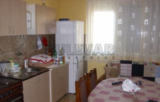 Merošina, stan u zgradi 68m2 na visokom prizemlju