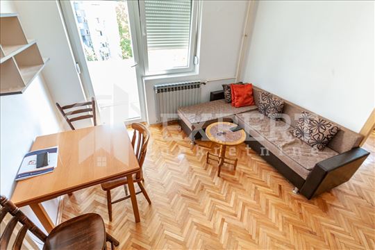 Izdaje se stan kod starog kliničkog centra, 54m2,
