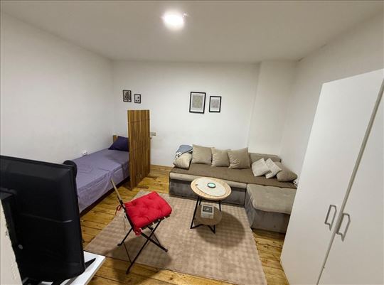 Garsonjera 30 m² – 400€ sa svim troškovima (intern