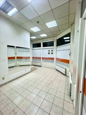 Yu Biz 21m PARKING ispred lokala