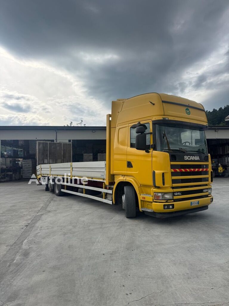 Scania 124L-420 kamion s ravnom platformom