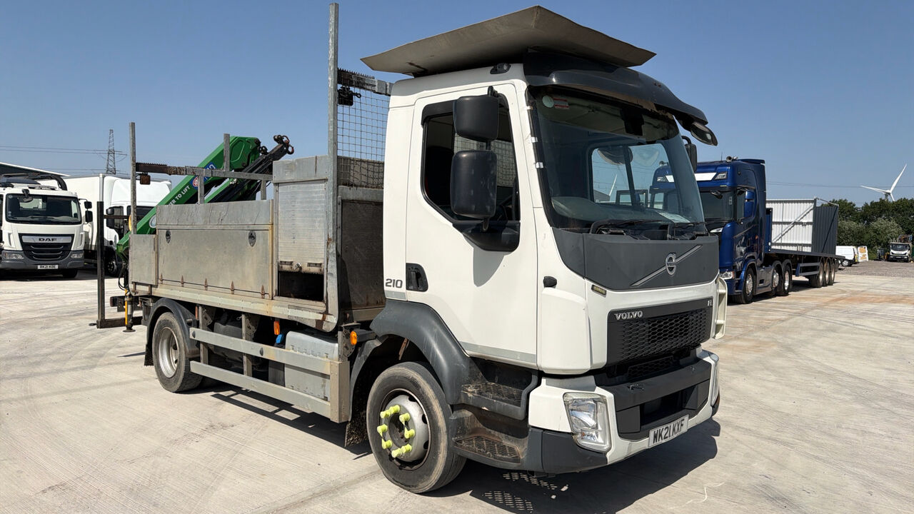 Prodaje se Volvo FL 210 kamion s ravnom platformom na aukciji