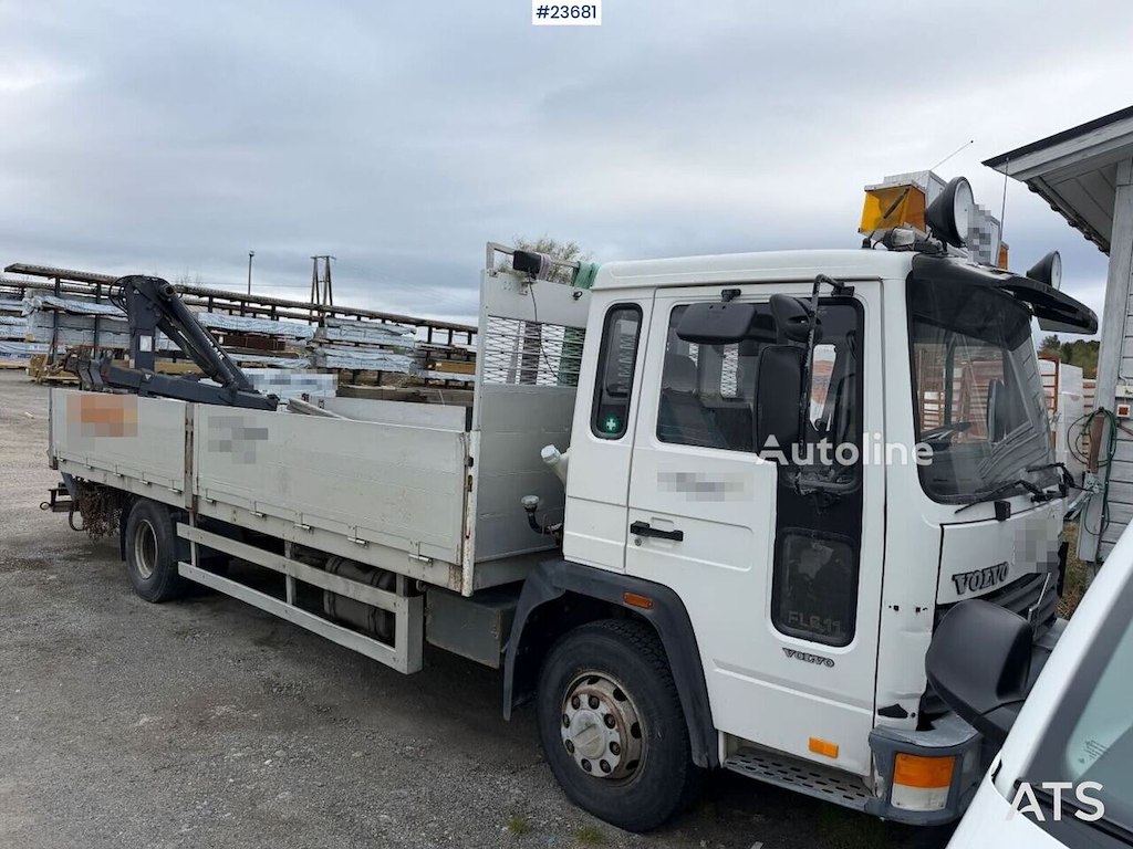 Volvo FL6 kranbil m/ 2000 HIAB 045 kran og to sett dekk kamion s ravnom platformom