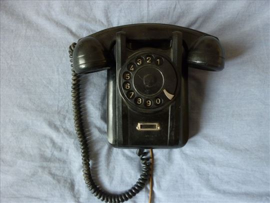 Stari bakelitni zidni telefon iz 1959. godine