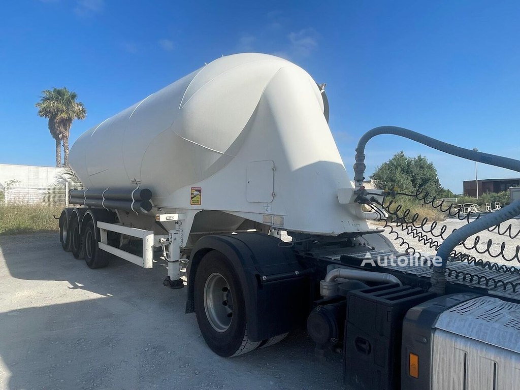 Spitzer cisterna za prevoz cementa