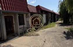 Prodaje se više spojenih parcela (gradsko građevinsko zemljište) u Donjoj Vrežini, sa poslovnim zgradama i magacinskim prostorom.