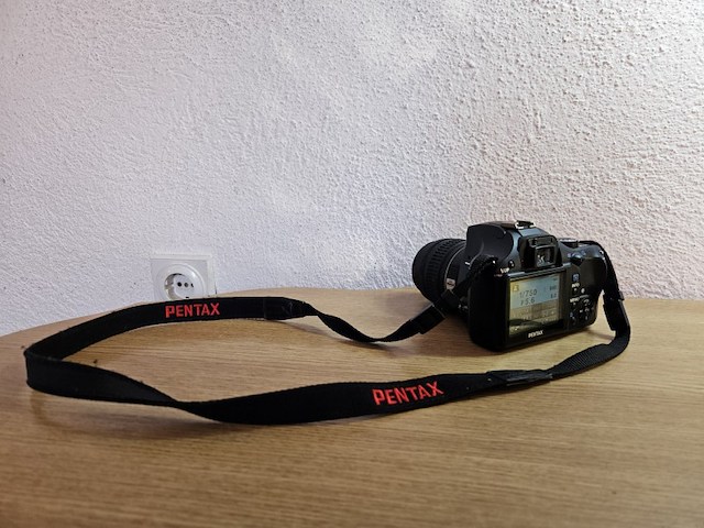 DSLR digitalni fotoaparat Pentax K-m objektiv 18-55mm