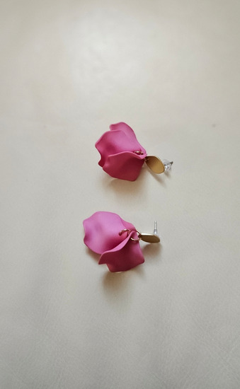 Pink petal drop dangle akrilik minđuše, novo