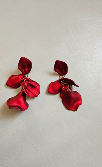 Matte petal drop dangle crvene minđuše