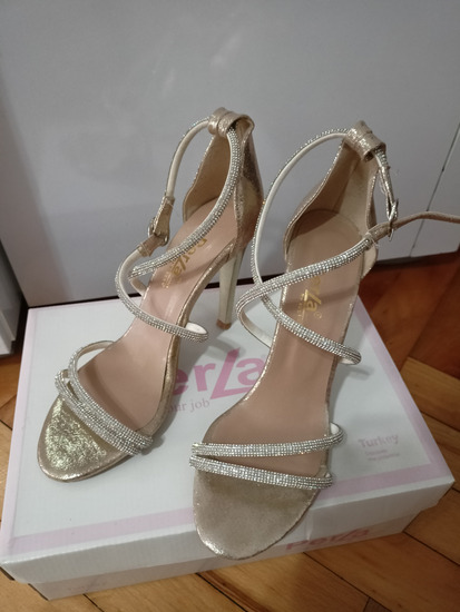 Perla sandale na štiklu