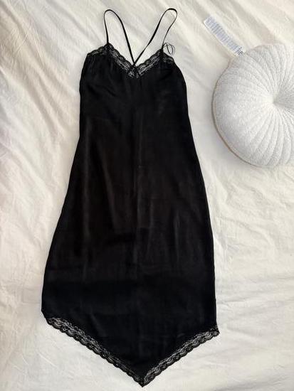 H&M tanka midi crna haljina aa čipkom
