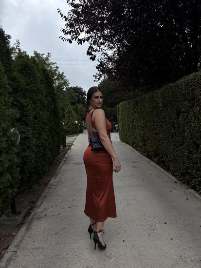 Elegantna haljina bakarne boje