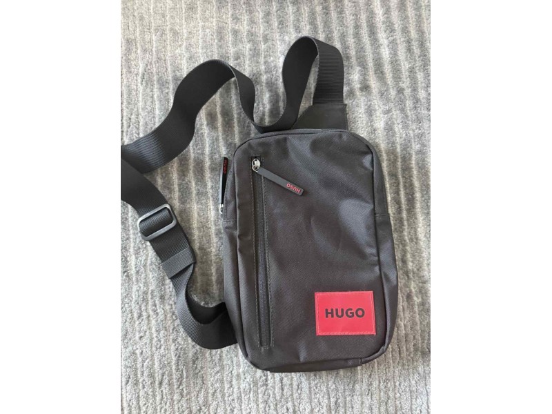 HUGO CRNA TORBICA NA RAME***NOVO