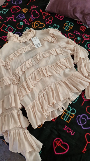 NOVA elegantna H&M bluzica sa etiketom
