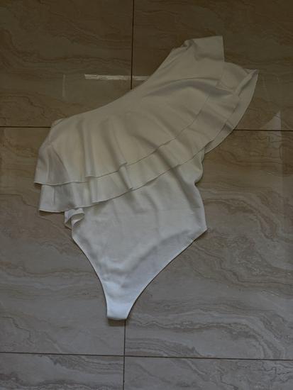 Beli elegantni bodi sa karnerima