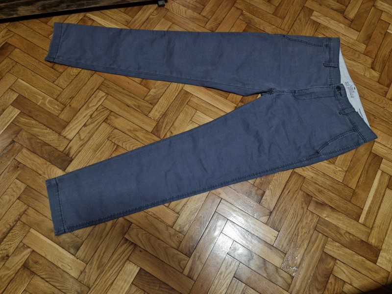 Levis pantalone 32 34 letnje