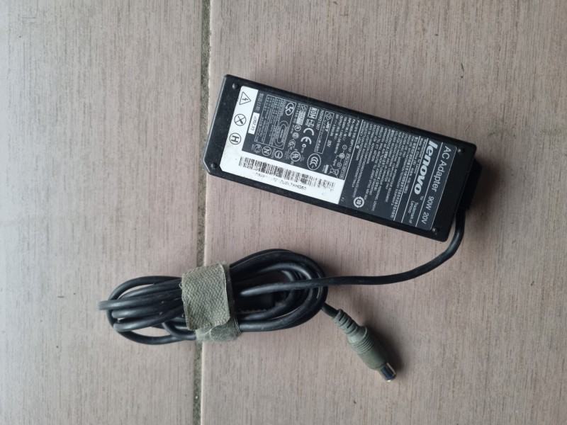 adapter za laptop lenovo19V 4,2 A ispravan