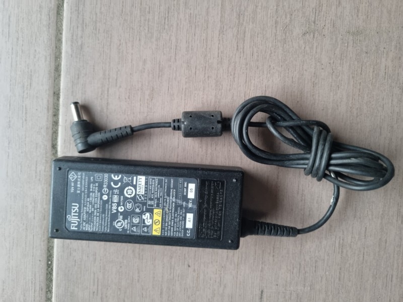 adapter za laptop fujicu 19V 3.5 A ispravan
