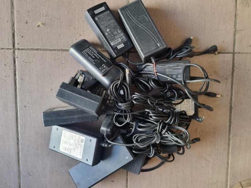 12 adaptera 12 v 4A ispravno