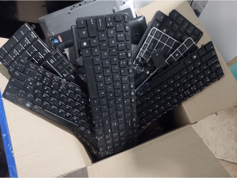 Poklopci i tastature za laptop
