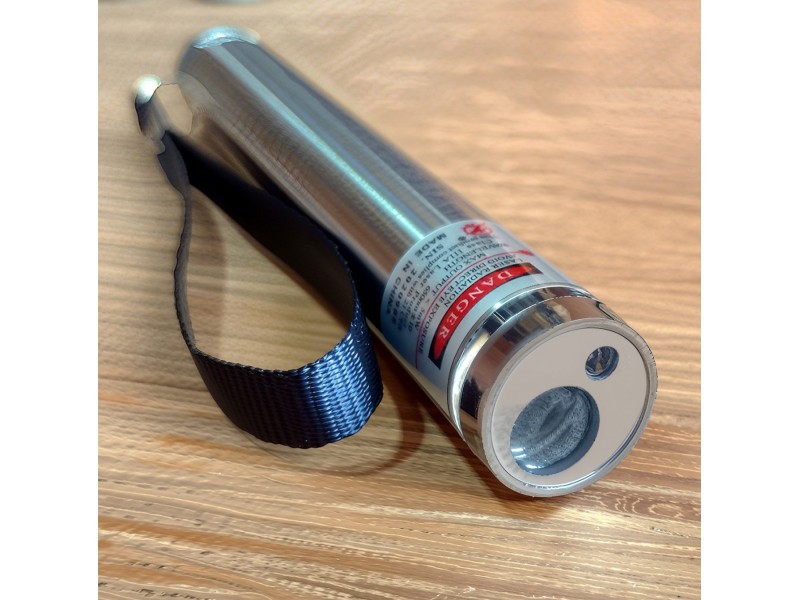 NOVO: 2 u 1 LED lampa sa laserom – metalno kućište