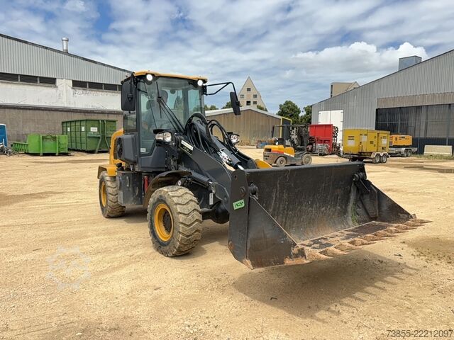 Utovarivač
XCMG XC916E with bucket and forks