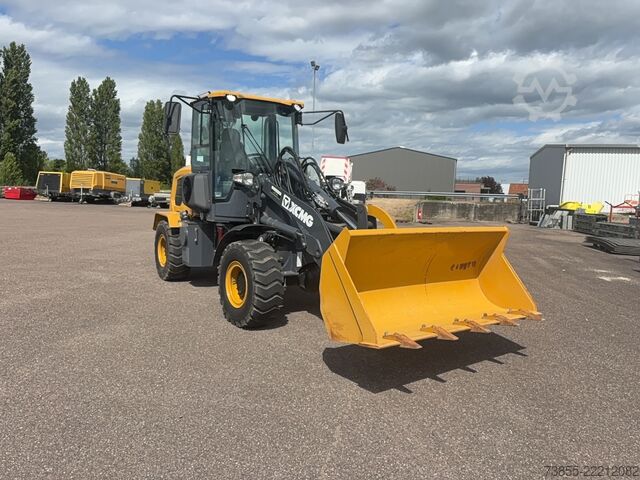 Utovarivač
XCMG XC916E with bucket and forks