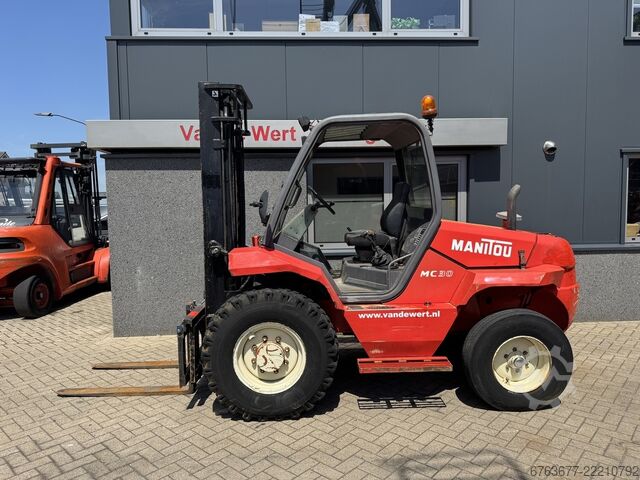 Manitou MC30-2 viljuškar za grubi teren 4x2 Duplo 370 bočni pomeraj 5290 sati Perkins DIZEL 2002
MANITOU MC30-2 Ruwterrein heftruck 4x2 Duplo 370 sideshift 5290UUR Perkins DIESEL 2002