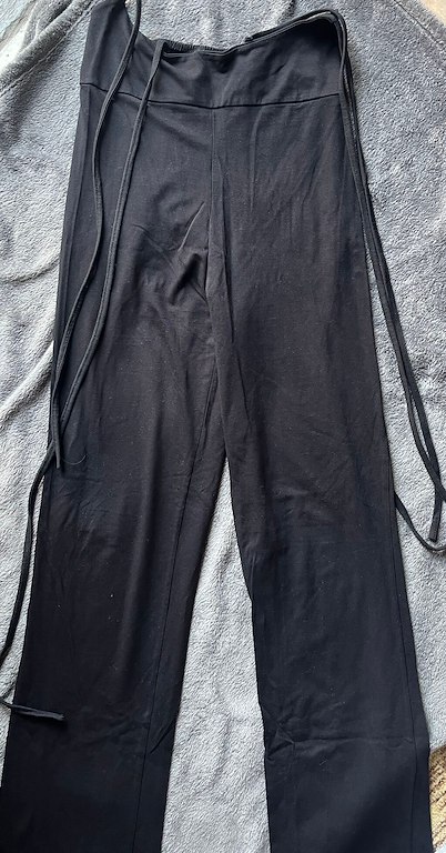 Duge pantalone sa pertlama