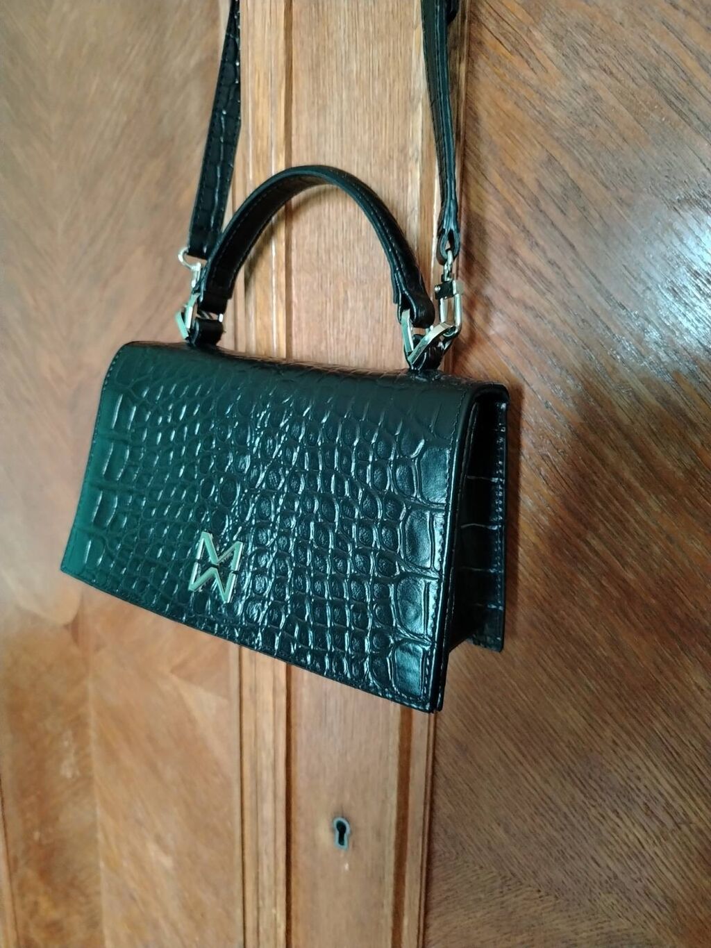 Mona elegantna ženska tašna sa krokodil teksturom. - Materijal