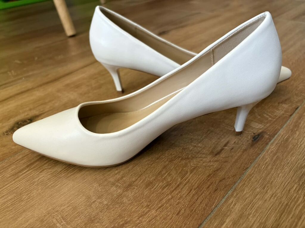 Elegantne ženske salonke – boja: bela, špicasti vrh, nežna „kitten“