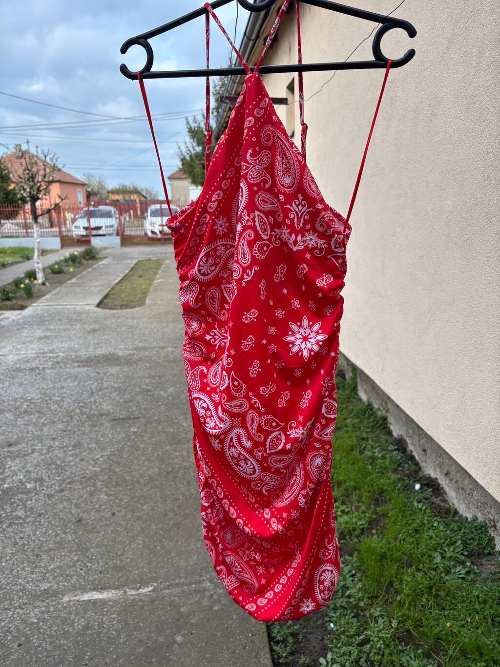 Letnja uska haljina sa otvorenim ledjima, odgovara i za S
