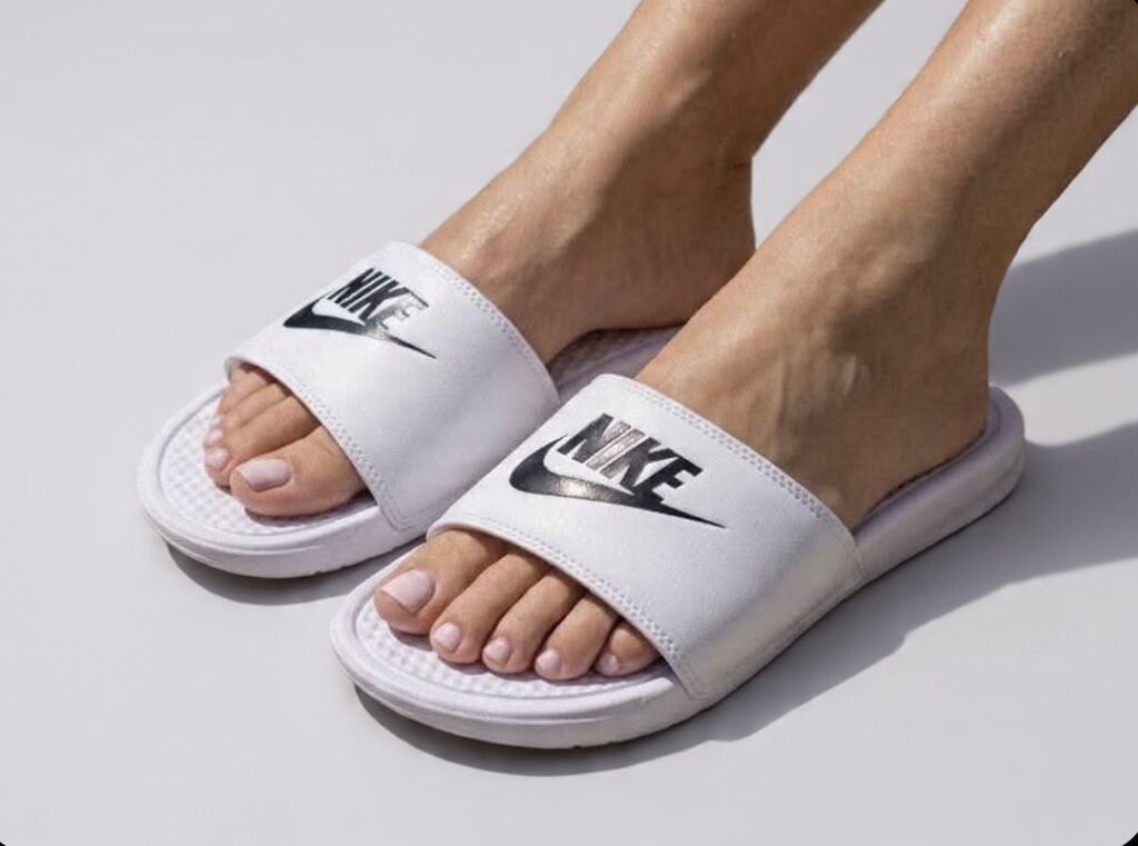 Nike papuče – bele - Model: klasične klizne papuče sa širokom trakom