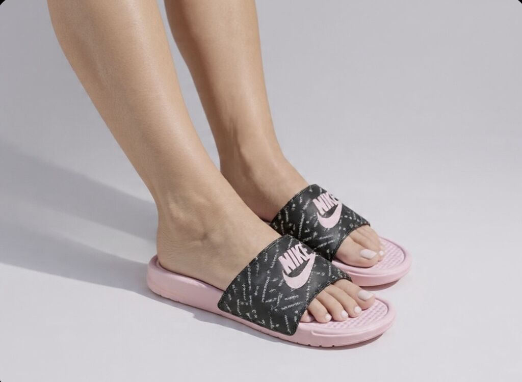 Nike ženske papuče – model sa širokim gornjim kaišem - Dizajn: crni