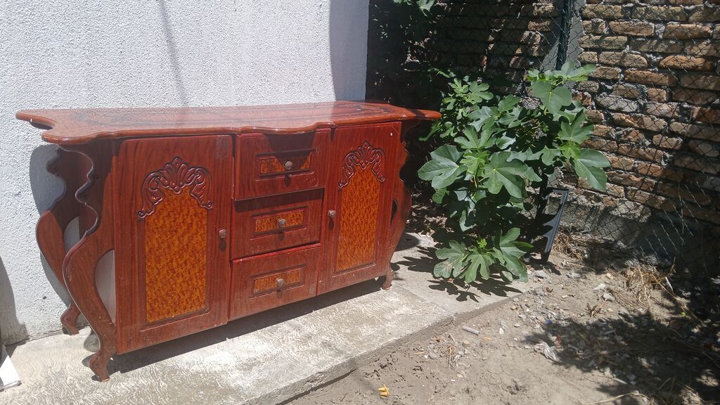 Drveni komoda/kredenca sa bogatim ukrasnim detaljima - Materijal