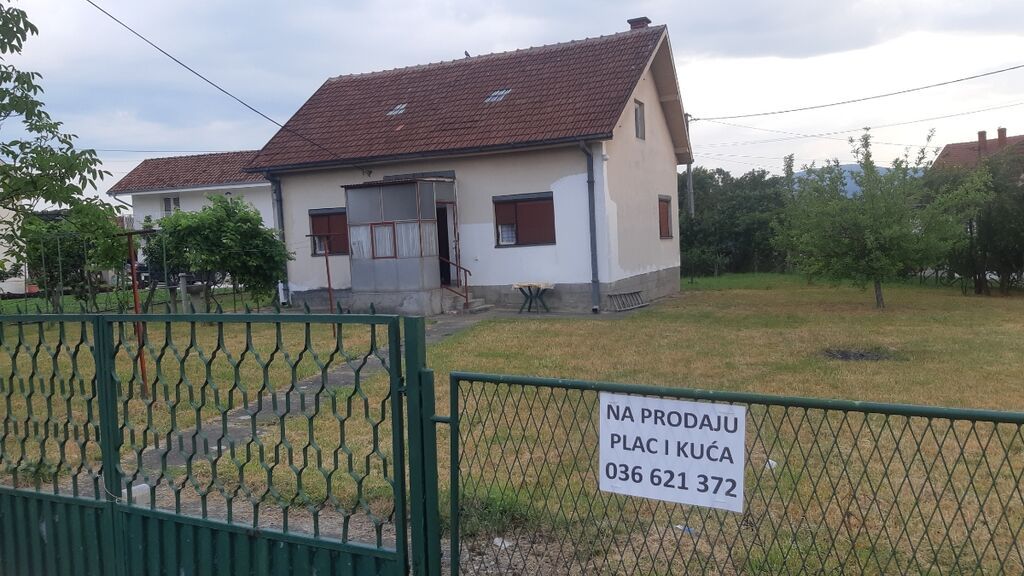 Plac i kuća – porodična kuća sa velikim dvorištem i voćnjakom u