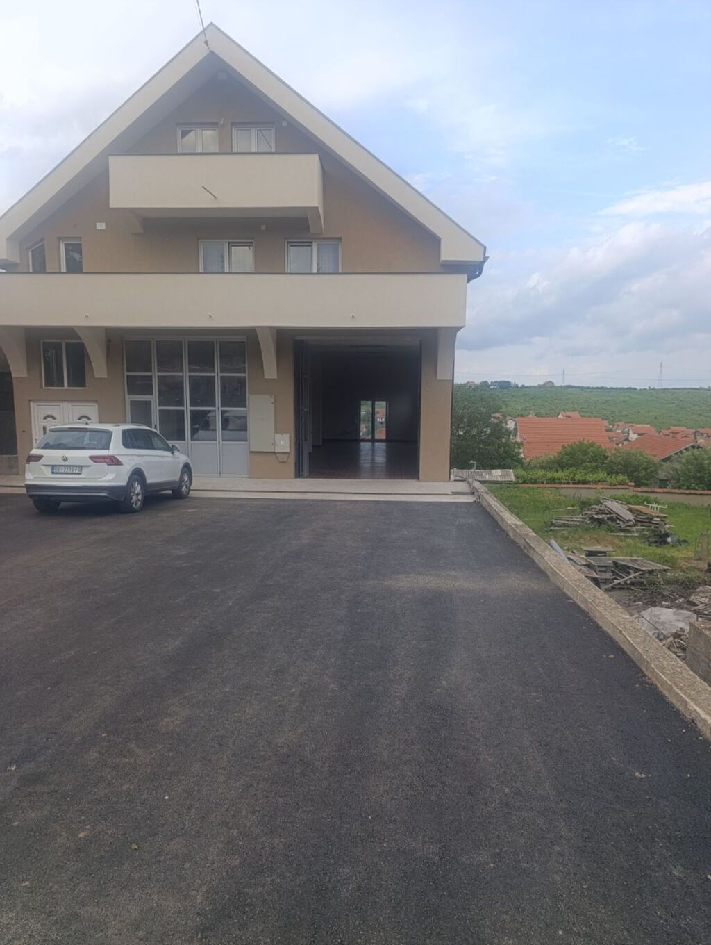Izdaje se lokal 160m2 pogodan za razne namene posla u sklopu lokala