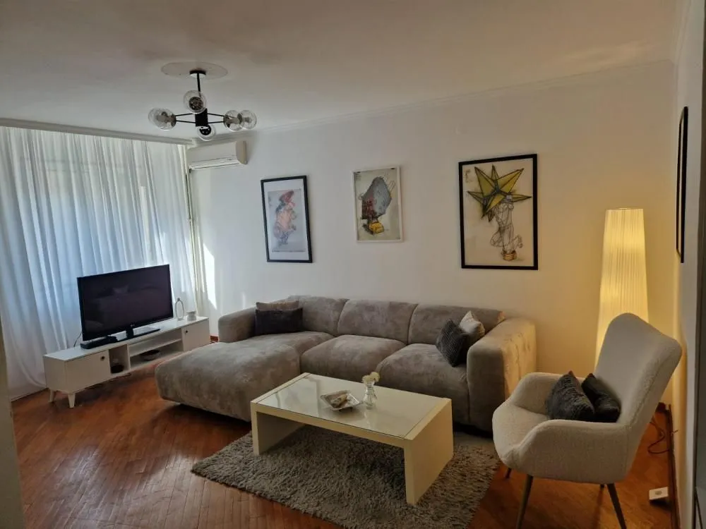 Izdavanje, četvorosoban stan, 100m², Vračar Hram, Vračar Sve Podlokacije