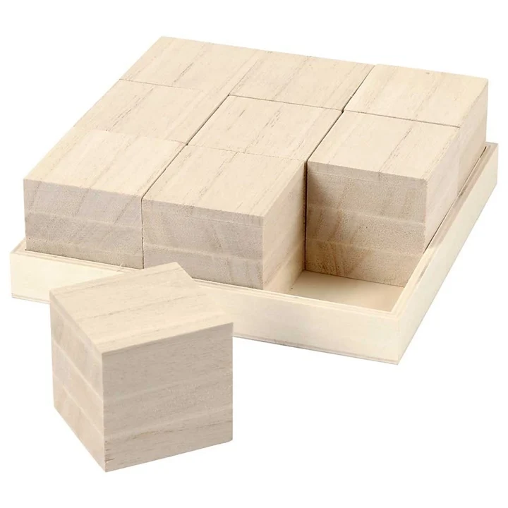 Drvene kocke u poslužavniku