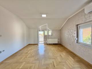 Trosobni stan Zabrđanska, Kluz - Zeleno brdo - Olimp, Beograd