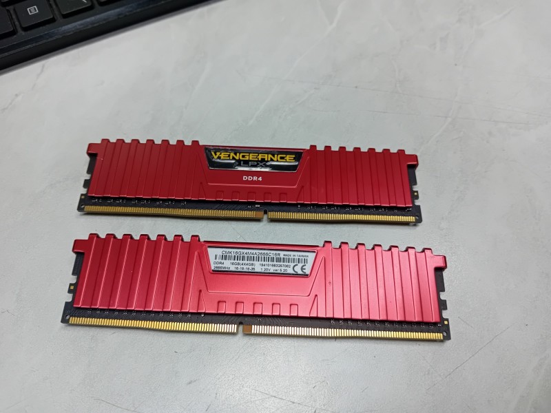 ddr4 8gb corsair ispravne 2666mhz