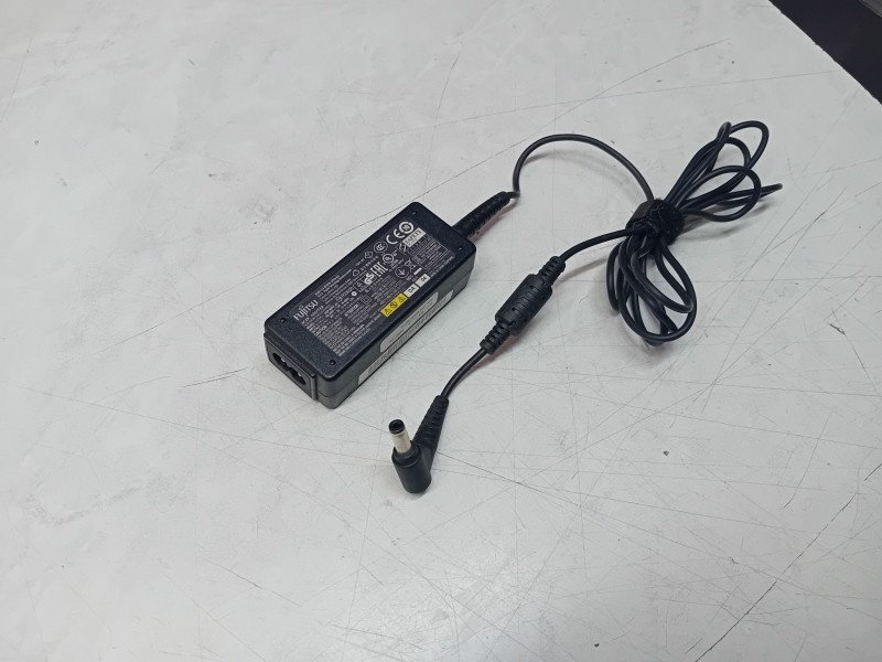 Fujitsu punjac 19v 2a 5,5x 2,5mm ispravan