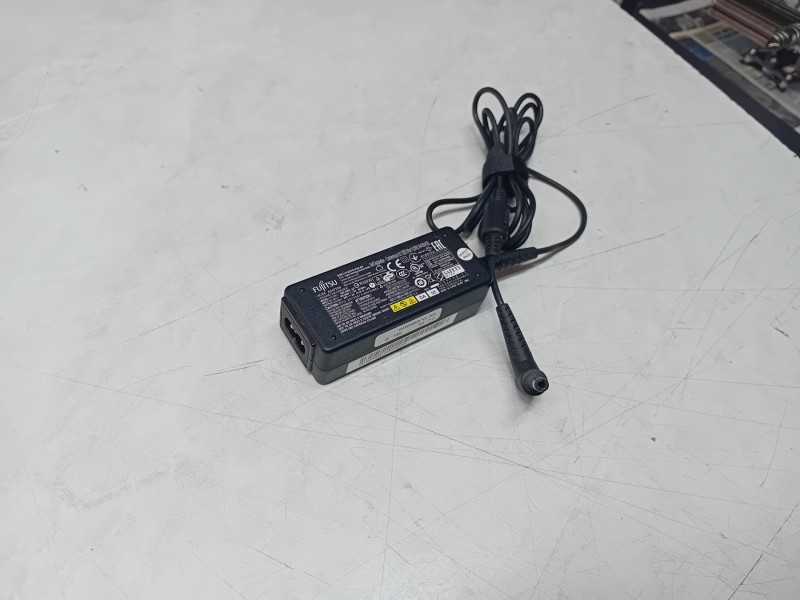 Fujitsu punjac 19v 2a 5,5x 2,5mm ispravan