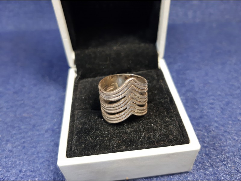 MASIVAN PRSTEN SREBRO 925 - CHEVRON RAD (5.82g)